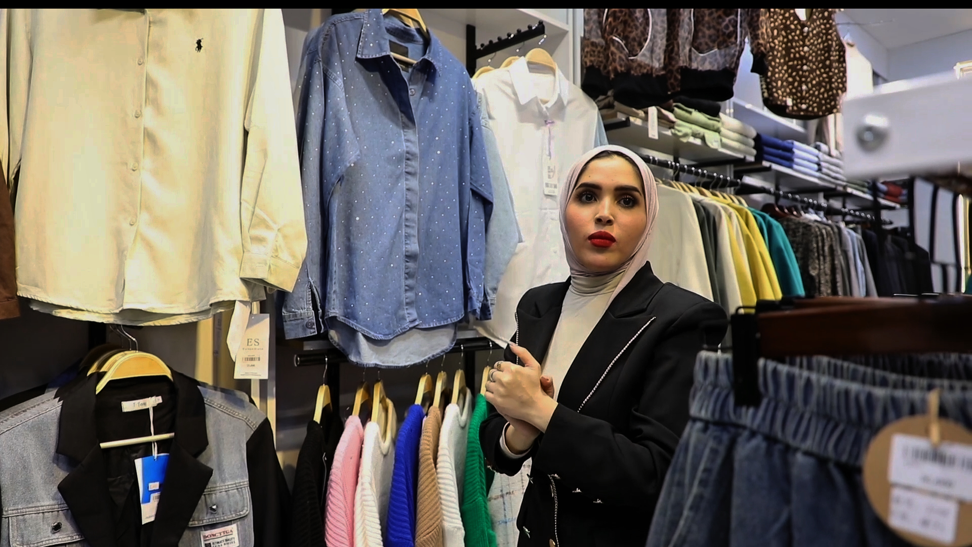 Sisters open clothing store in Samawa, helping women shop with comfort ...