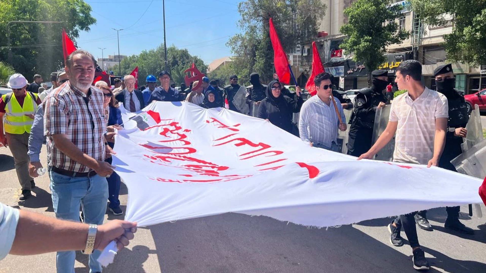 عمال العراق في مسيرة من الفردوس حتى نصب الحرية لا قوانين تحمينا في زمن